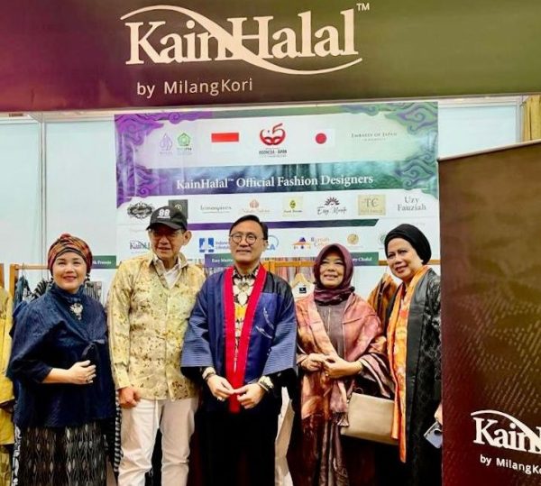 Kain Bersertifikat Halal Ada di Indonesia Fashion Week 2023 - VoiceMagz