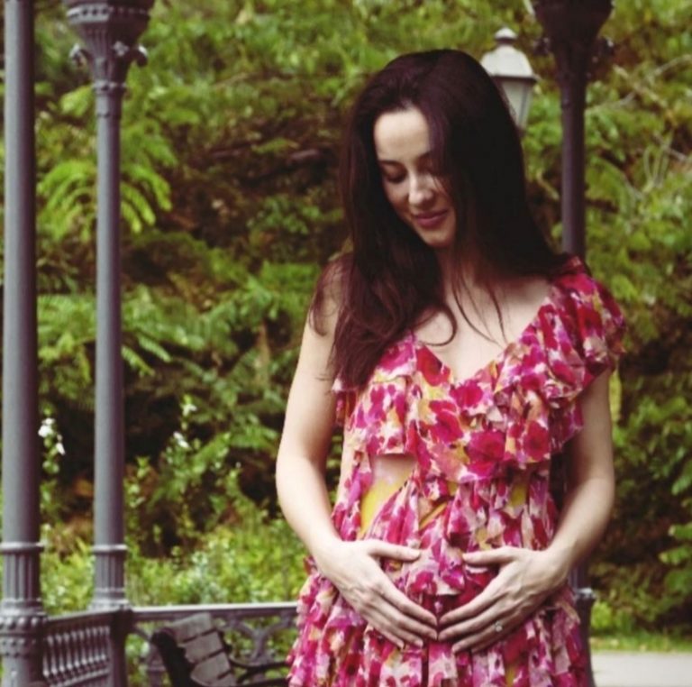 Julie Estelle Umumkan Kehamilannya - VoiceMagz